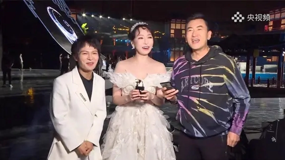 探班秋晚直播特辑 萨顶顶周深采访完整版