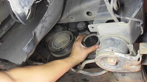 压缩机轴承坏掉了导致发动机异响,更换新的轴承后看看效果如何