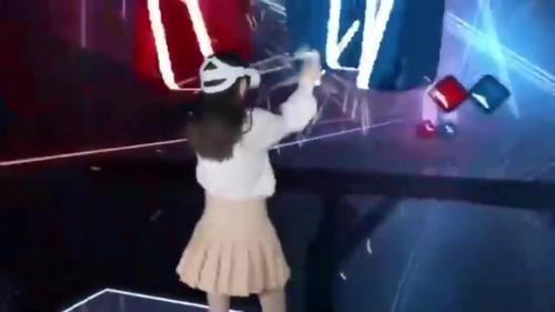 女友喜欢玩VR游戏,戴上眼镜就认为自己是王者