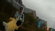 无牌车拒绝检查 女子咬交警男子开车撞交警
