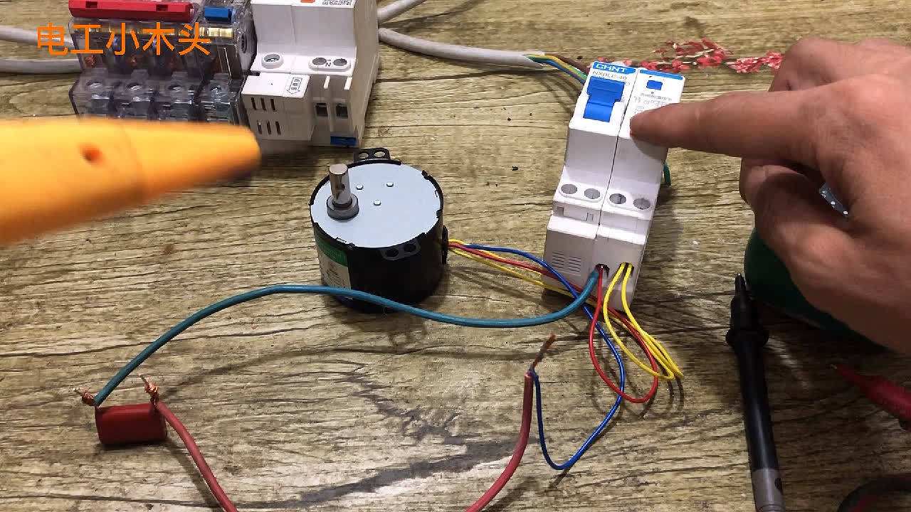 220V电机怎么接正当转,不知道,不明白,别说自己是电工,不是二把刀