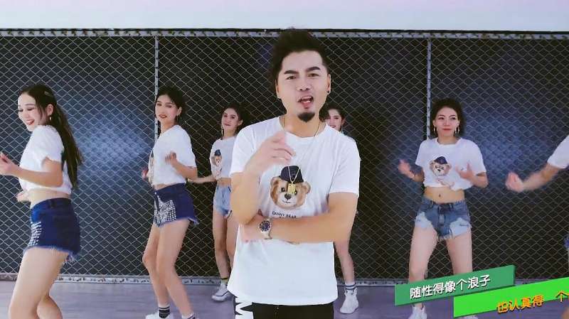 舞蹈版,一首《海草舞》像一颗海草随风飘扬,跟着海草一起舞动吧