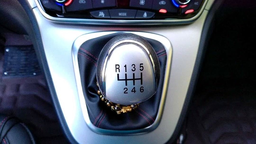 为啥手动挡汽车加速要减档,而减档要加油门呢?老司机开讲,注意