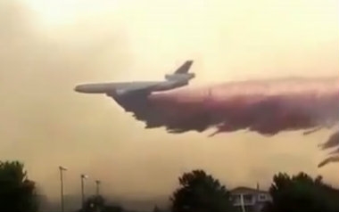 美国德州火灾大型灭火飞机低空灭火