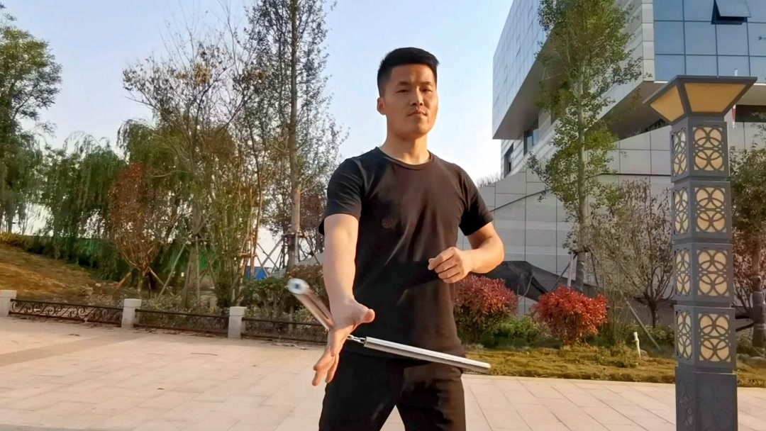 双节棍初级动作练习,只有两个简单的动作,很多人做不好