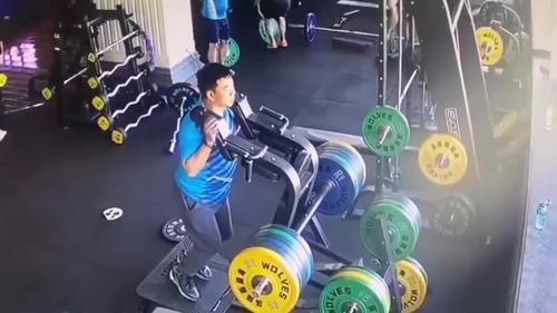 健身房不懂的器材不要乱碰,大哥这一顿操作,真是太危险了