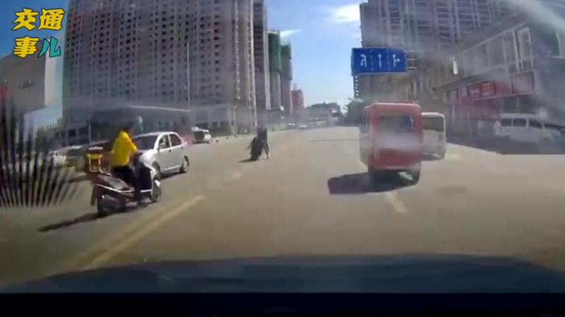 外卖小哥逆行,引发连锁反应,你觉得这起事故怎么划分责任?