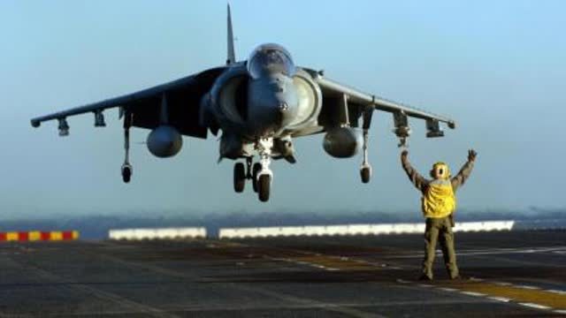 英国战机凭一独门绝技,征服美军的心,一口气进口近400架