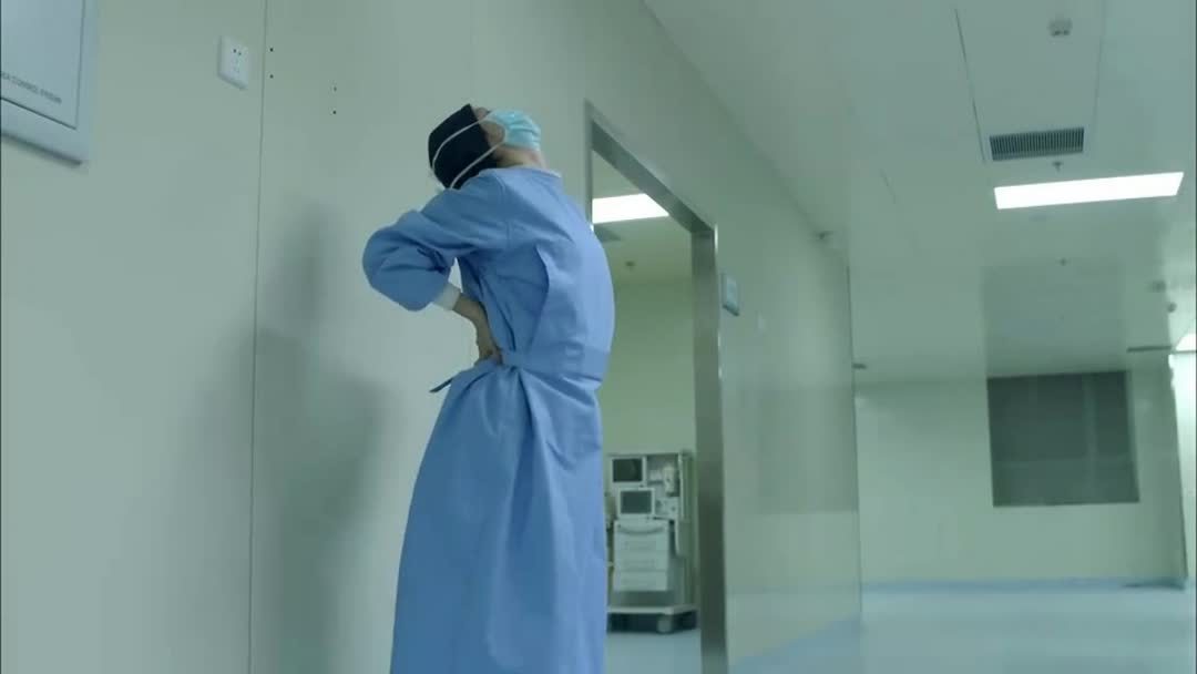 两个医生深夜进行抢救手术,手术完直接在手术室门口睡着,敬佩