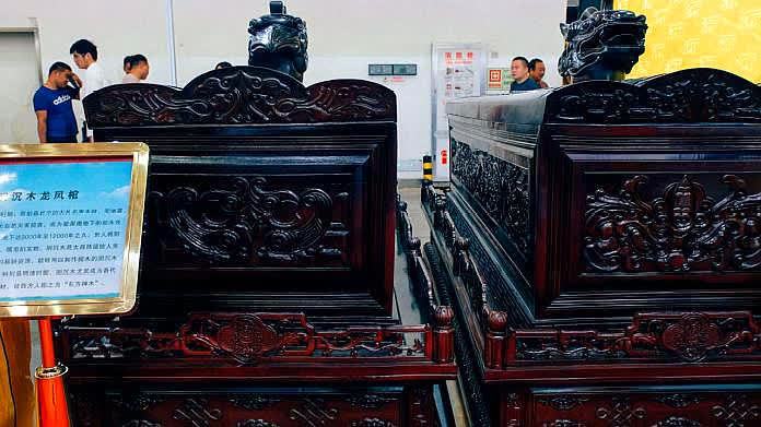 武汉举办首届殡葬用品博览会,一对棺材120万,半克拉戒指要3万