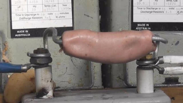 人体触碰高压电会怎样?老外作死用香肠实验,通电瞬间被轰成渣!