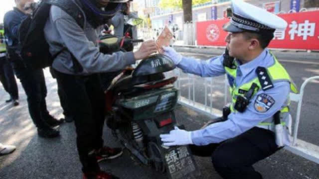 交警提醒:电动车罚款制度已实施,以后再这样骑车直接罚款