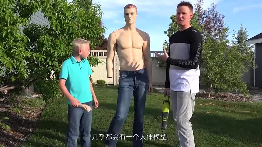 人体模型里究竟是什么?老外父子切开查看内部结构