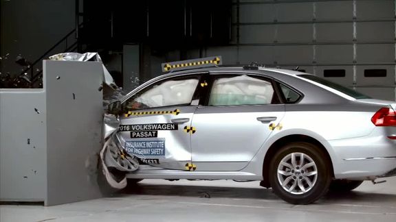 2016大众帕萨特驾驶员侧小重叠IIHS碰撞测试#美国iihs碰撞测试