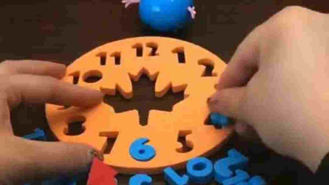 猪爸爸在家修理时钟,你能告诉他现在几点了吗