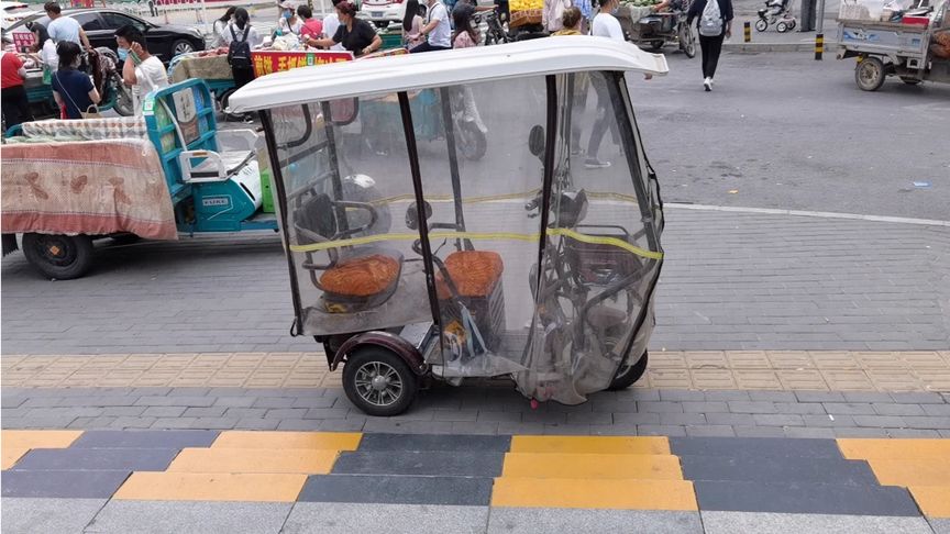北京的最袖珍的三轮车 还能防风