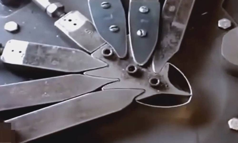 原来模具是这样制作出来的,金属片被瞬间挤压成各种形状,太治愈