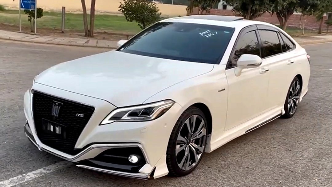 抢先实拍2022款丰田皇冠,太漂亮了,选它还是奥迪A6L自己看