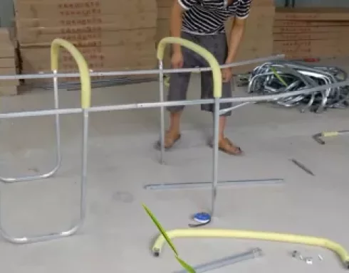三轮车棚折叠车架子安装视频.mp4