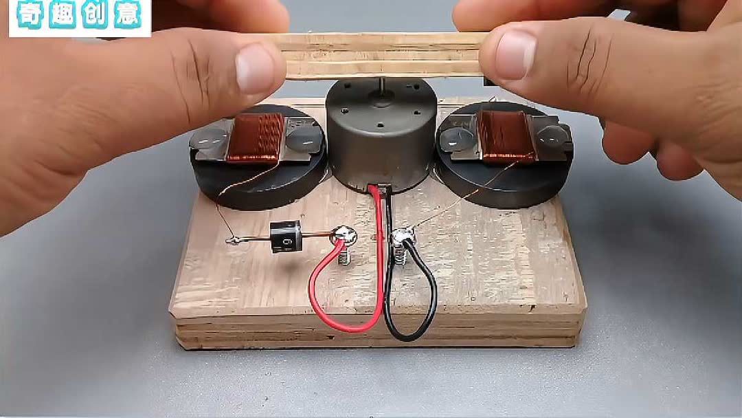 使用两个电磁铜线圈和直流电动机制作自由能源发电器