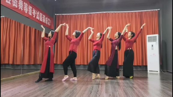 娃娃上学的间隙,跟着老师开心的画葫芦。家庭妇女也要能下厨房