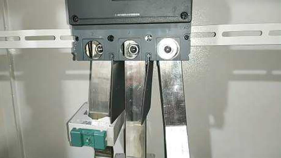 业余电工的不懂为铜排这样安装,有哪位电工师傅知道的可以指导下