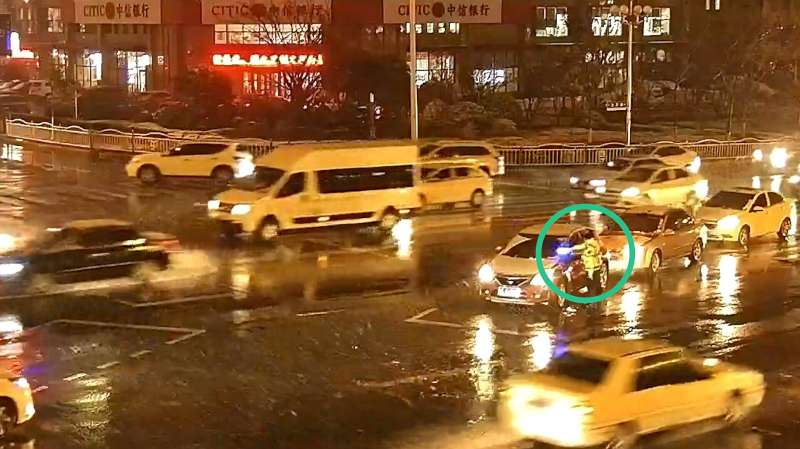 雪天很冷您很暖!交警执勤中徒手为过往车辆擦去玻璃积雪