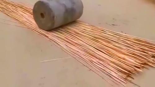 村里高手,站在圆石碾上,行走自如滚动压制农作物!