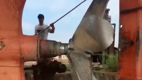 这么大的螺旋桨,都碰弯了,经历了多么惊险的一幕