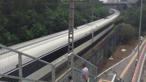 这可是有砟轨道,中国高铁标准动车组照样大气飞驰、平顺行驶!