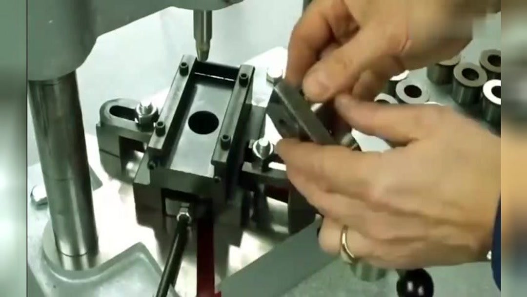 结婚用的金戒指生产制造过程,这做工也是够精致的了!