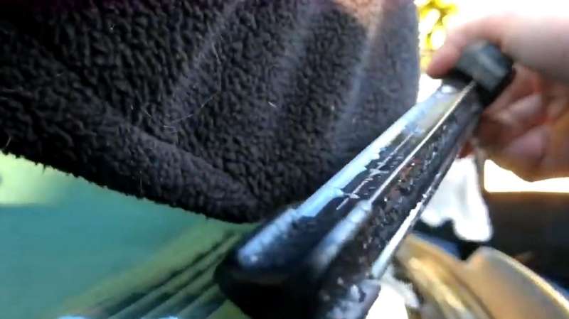雨刮器用久了刮不干净水渍,修车工现场教大家一个简单的办法