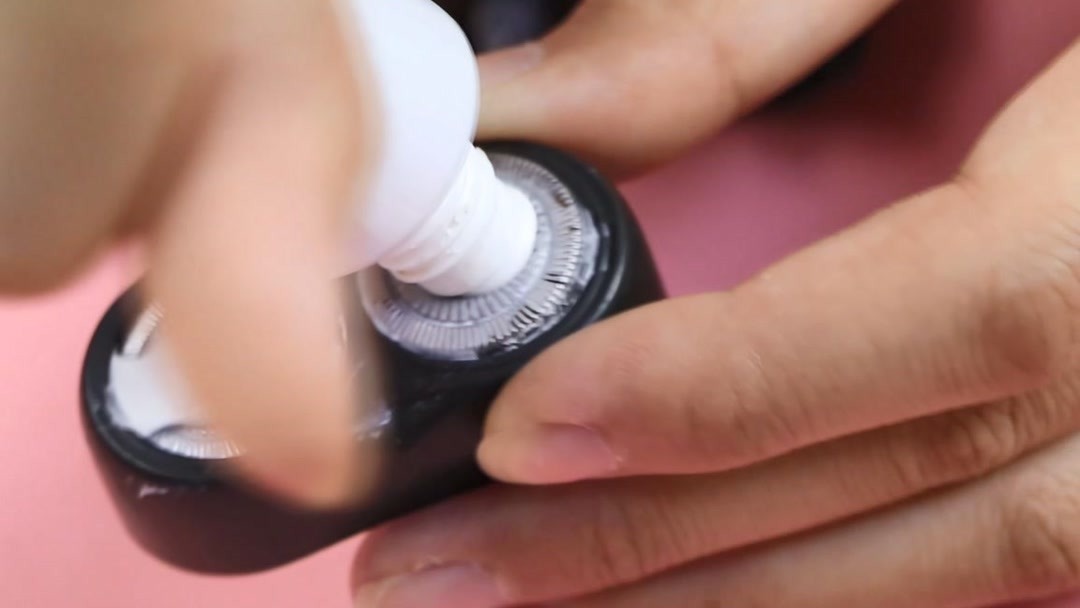 原来只需动动剃须刀的这个“小机关”,刀片立马锋利如新,太棒了