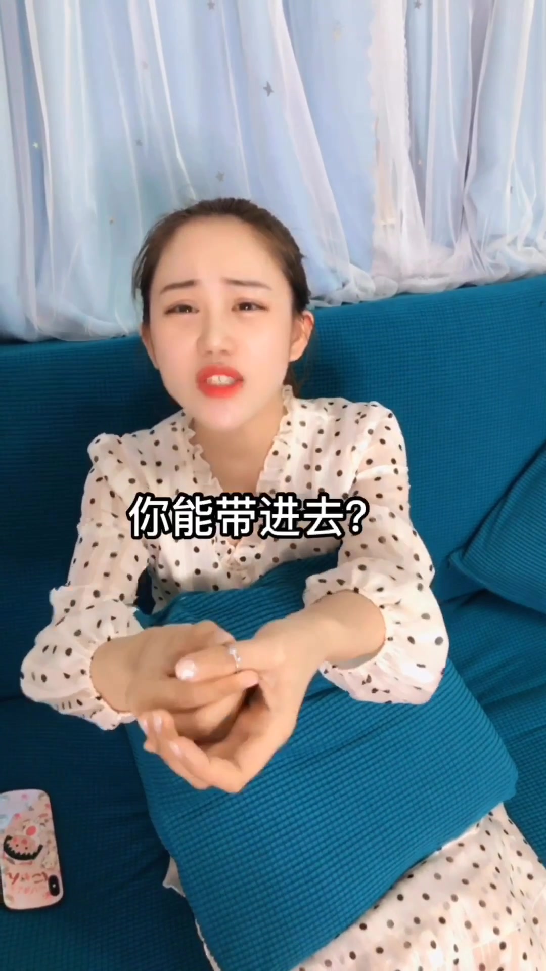她戒指戴无名指上,莫非.