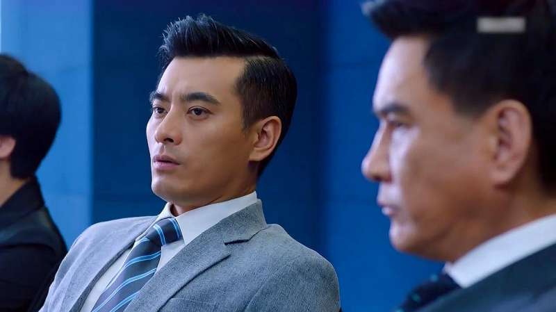 小伙会议上和男人微信聊天,小伙和男人说一起尊重他的决定吧