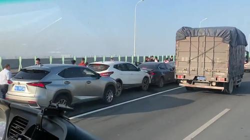 道路千万条安全第一条,看到高速上的连环撞车画面,心里不由得为他们...
