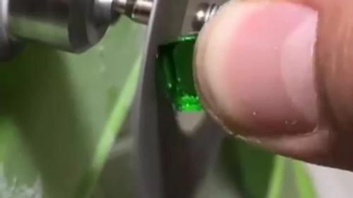 这才是真正的珠宝设计师,用啤酒瓶子都能制作出戒指,太牛了