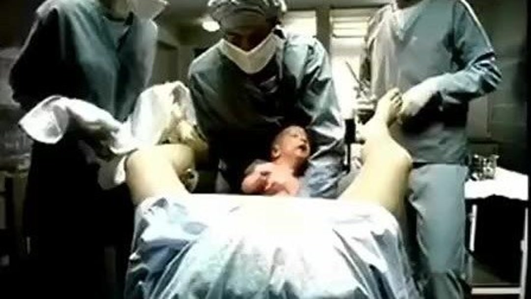 搞笑视频_搞笑图片_-婴儿出生后爆笑一幕