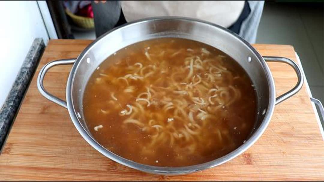 做猪皮冻,记住不要直接熬,诀窍告诉你,皮冻劲道Q弹,不臭不腥