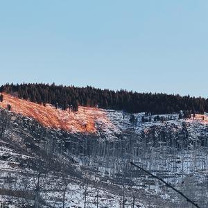 大山里的稻草人 