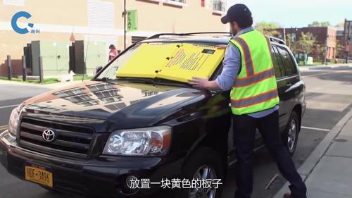 盖在车玻璃上的板子,还用密码锁锁上,这有什么用