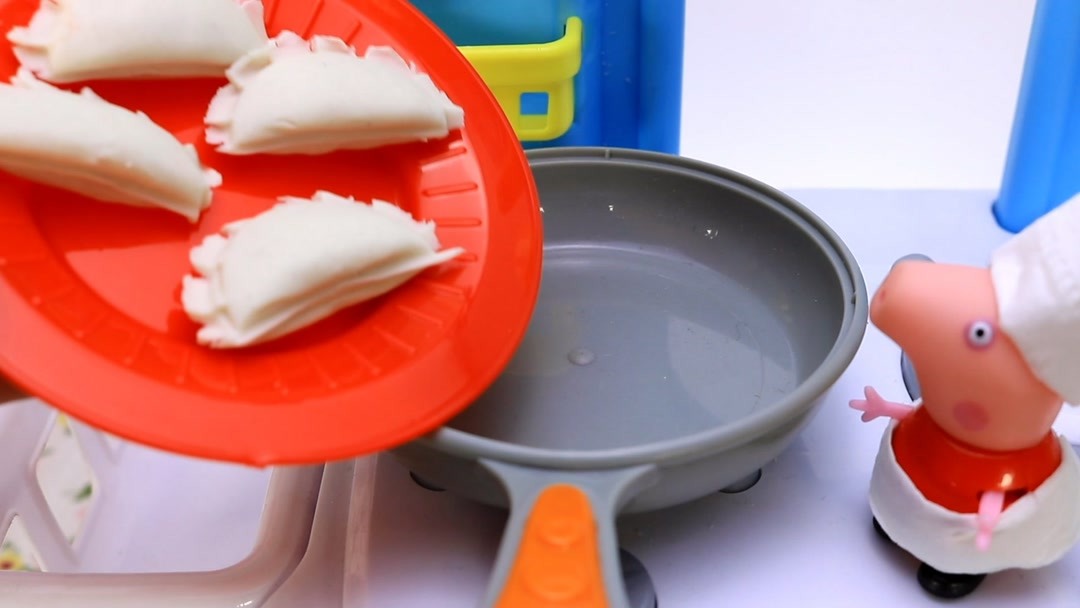 热情的小猪佩奇在厨房忙碌着煎饺子榨果汁招待好朋友奥特曼