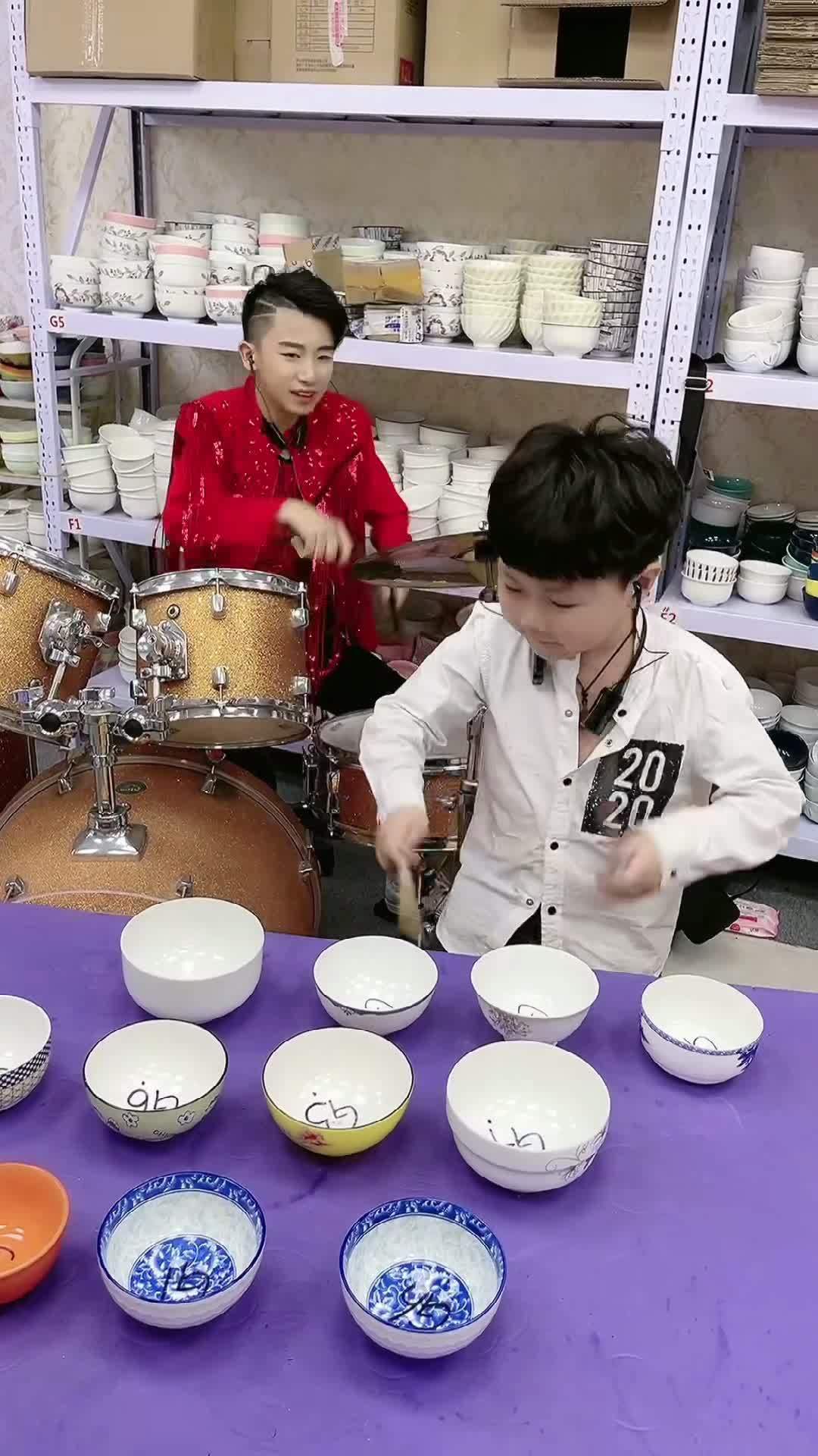 兄弟组合两个小可爱 目前心里有个梦想!让妈妈在生一个这样可爱的弟弟!