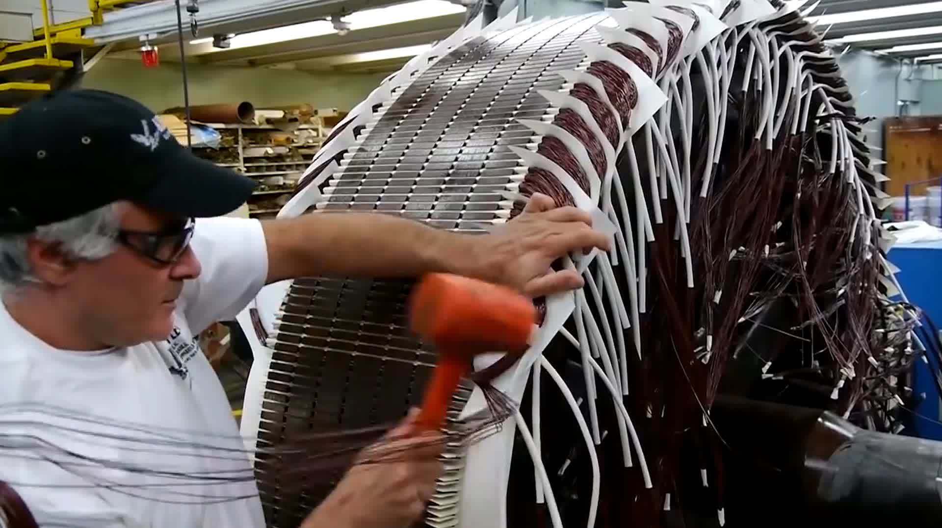 巨型电机如何绕线?实拍工人手工缠绕过程,网友:太佩服了