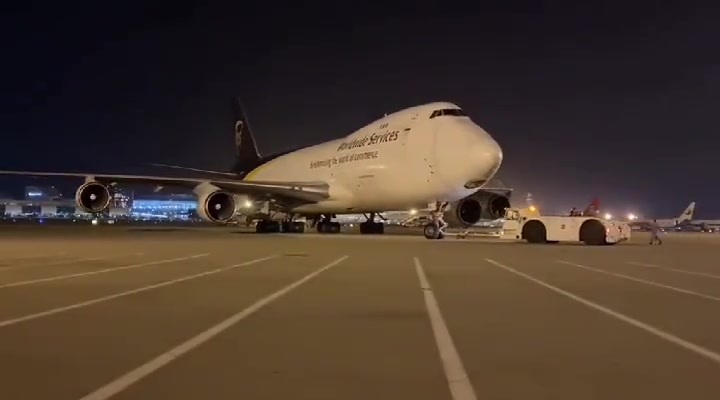 中国的强大,来这么多国外的飞机来拉医疗物资!大白鹅头飞机漂亮
