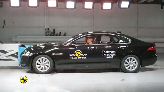 捷豹XF40%重叠碰撞测试,车身够硬的