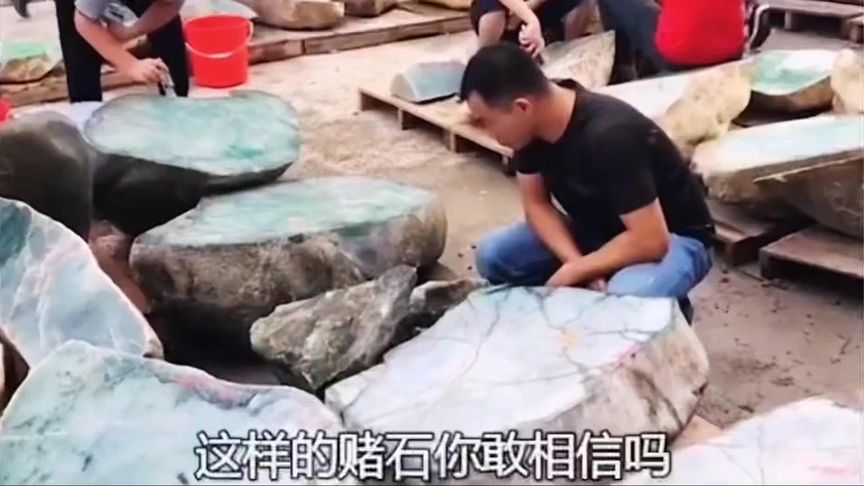 “30W”的翡翠原石一刀成名,开出玻璃种帝王绿,爆涨翻倍!