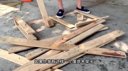 家里有荒置的木架可别丢,看小伙如何利用它制作成精美绝伦的长椅,...