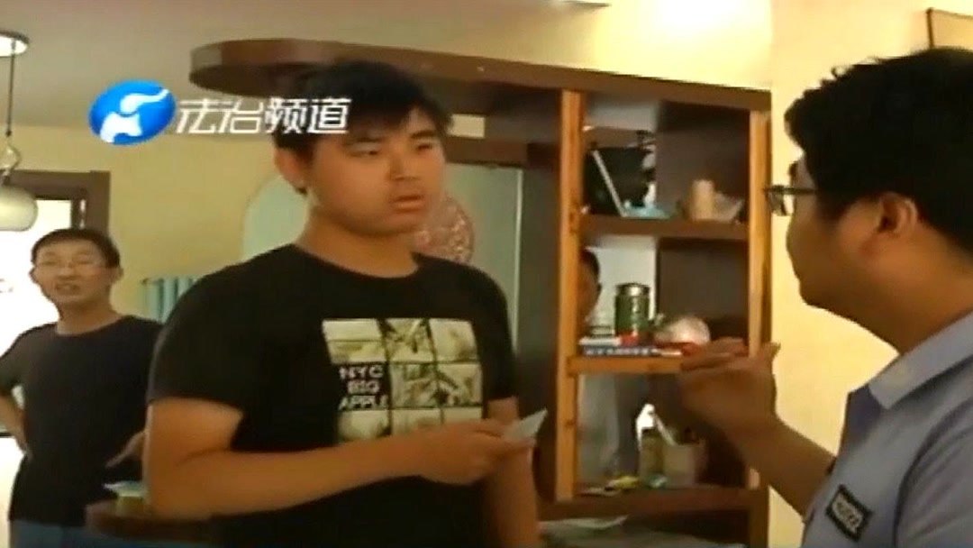 男子拖欠300余万欠款,法院上门强制腾房,父子俩联手抗法
