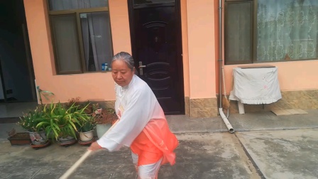 夏县老体协老干部健身队展示《太极棍》